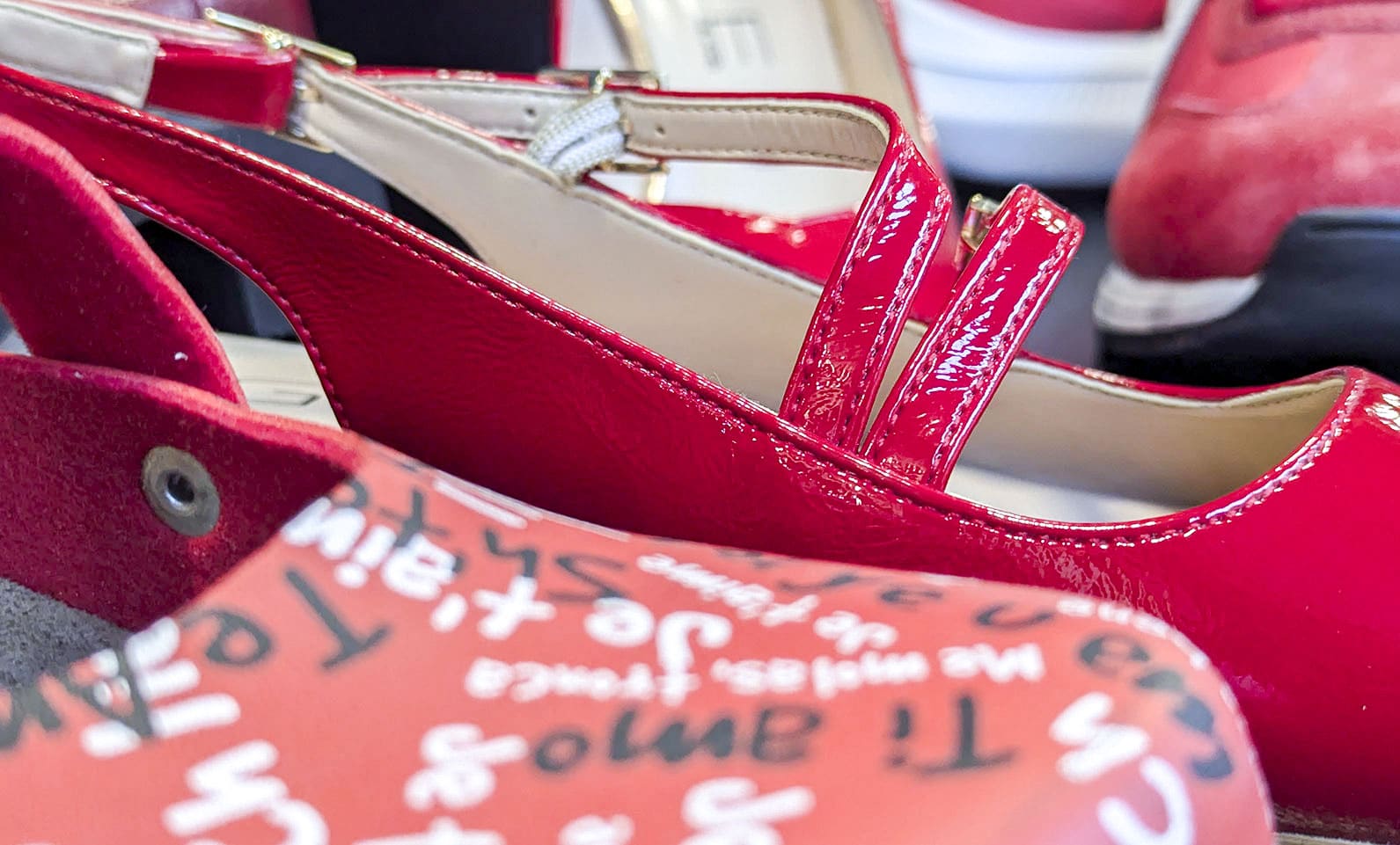 Il Rosso della Passione e della Lotta: La Scarpa Rossa, Simbolo di un ...